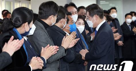 인사 나누며 선대위 해단식 참석하는 이재명 후보
