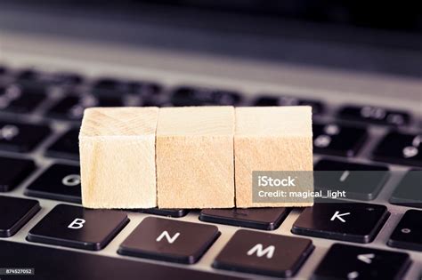 노트북 키보드에 일반 나무 큐브입니다 노트북에 나무 큐브 블록에 선택적 초점 0명에 대한 스톡 사진 및 기타 이미지 0명 갈색 개념 Istock