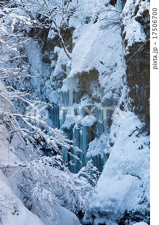 氷瀑となった四十八滝新潟県湯沢町の写真素材 17506700 PIXTA
