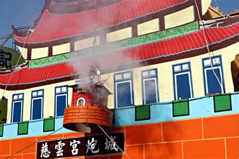 迎好運！元宵「攻炮城」民眾搶拿媽祖金牌！後龍慈雲宮兩百年傳統 寶島神很大online