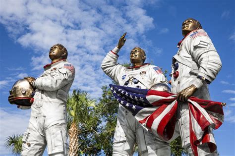 Pictures Apollo 11 Statue And Apollo Saturn V Center Orlando Sentinel