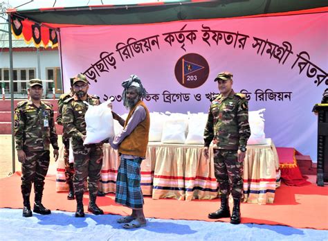 রমজানের শুরুতে সেনাবাহিনীর পক্ষ হতে ইফতার সামগ্রী পেল হতদরিদ্ররা