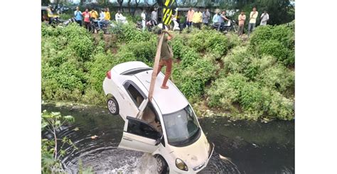 Pune Car Falls Into Old Canal At Hadapsar No Injuries Or Fatalities
