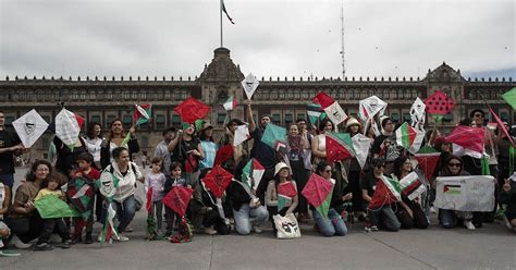 Activistas Mexicanos Vuelan Papalotes En Ciudad De México En