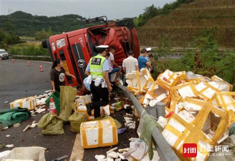 货车翻侧村民哄抢货物 民警拉警报阻止组图 国际在线
