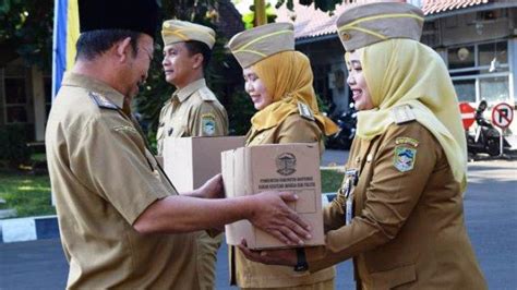 Semarakan HUT Ke RI Bupati Banyumas Bagikan Bendera Merah Putih Tribunjateng