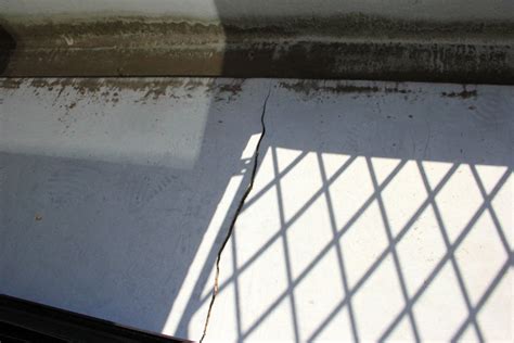 割れたfrp防水のベランダをfrpで補修 さいたま市の塗装専門業者による、外壁塗装や屋根塗装