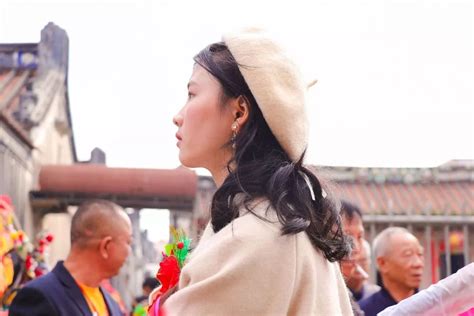 潮汕某村闹热女生这样扛大旗 下厝