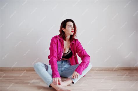 Chica Pelirroja Con Un Gran Busto En Sujetador Negro Y Camisa Rosa