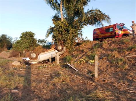 Motorista morre e duas pessoas ficam feridas após camionete capotar em