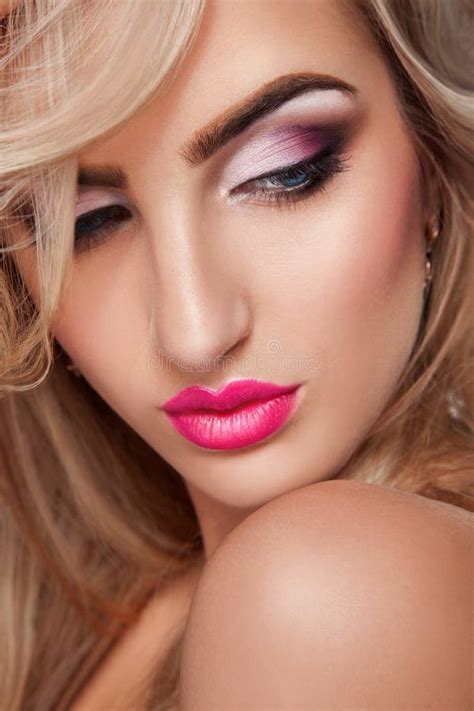 El Retrato Sensual De La Muchacha Rubia Con El Profesional Compone Foto