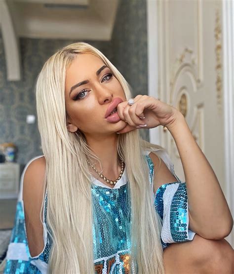 Pin Van Shiny Fashion Op Big Fake Lips