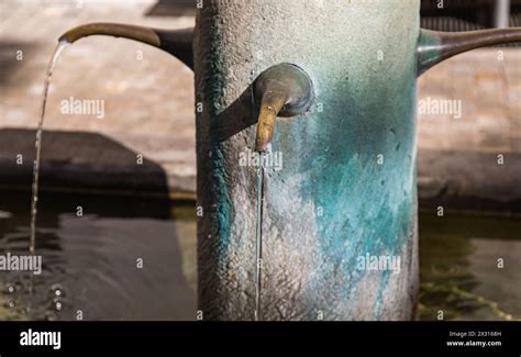 Der Greth Schell Brunnen Steht Vor Der Liebfrauenkapelle In Der Zuger