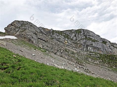 瑞士州市或山谷和高山湖上方的高山峰图片 包图网企业站