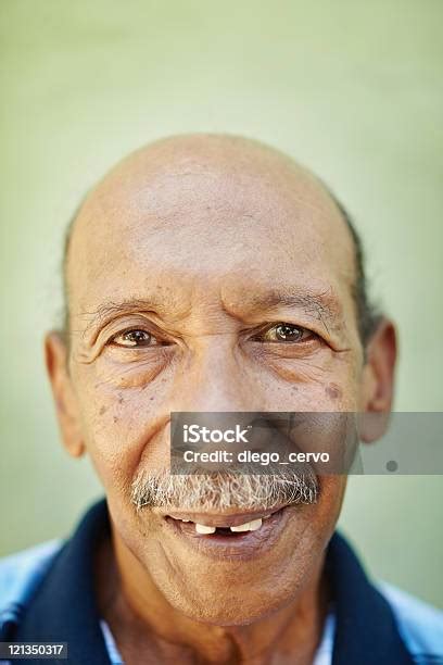 노인 라틴계 남자 미소 카메라 남성에 대한 스톡 사진 및 기타 이미지 남성 노인 인물 사진 Istock