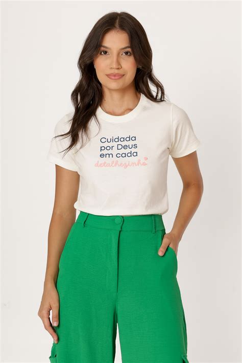 T SHIRT CUIDADA POR DEUS EM CADA DETALHEZINHO ALTO RELEVO COR OFF
