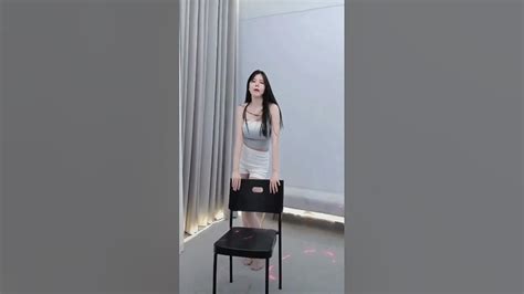难以抗拒的性感椅子舞。 Youtube