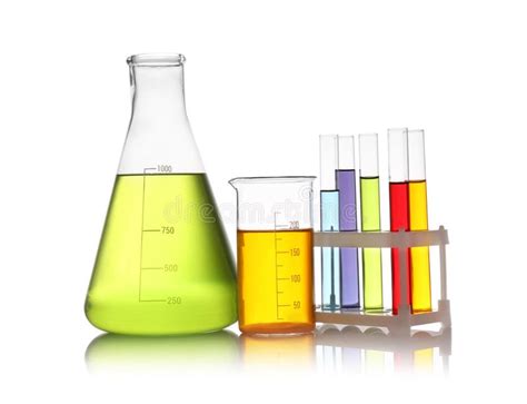 Fije De La Cristalería De Laboratorio Con Los Líquidos Aislados En