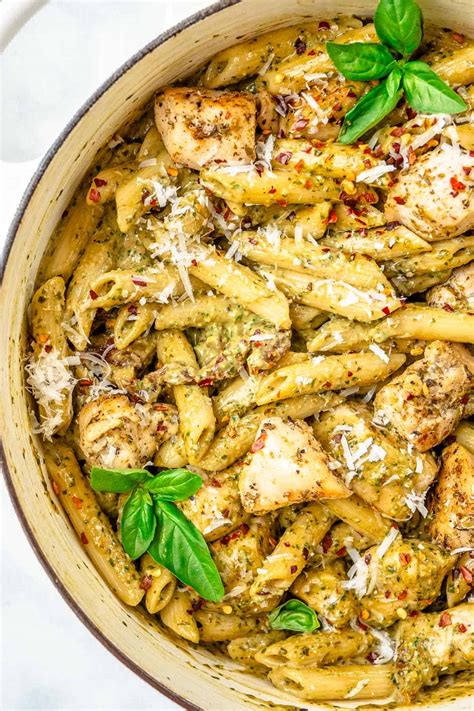 Pâtes crémeuses au poulet et au pesto Il Quadrifoglio Restaurant