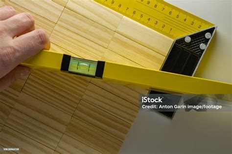 檢查桌子的角落和水準 手與水準和木塊表與角落尺規建築工具 照片檔及更多 人 照片 人 人手 人體部分 Istock