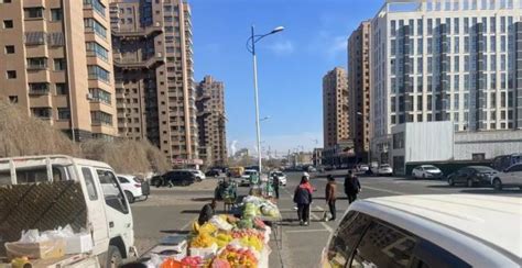 出摊了！乌兰浩特市的早晚市来了！逛吃起来！腾讯新闻