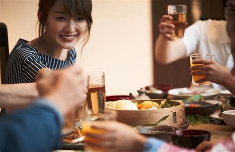 “酒品即人品”，酒桌上遇到有这3种行为的人，建议离远点财经头条
