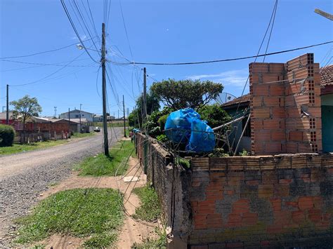 Caminhão Desgovernado Arrasta Fiação E Derruba Postes Em Casas De Lages