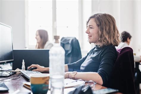 Premium Photo Yound Devoted Female Software Developers Team Working