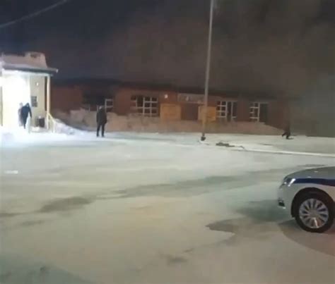 В Дудинке горит хозмагазин на площади 800 кв. метров