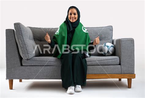 أنديه وتشجيع ، بورتريه لامراه عربيه سعوديه خليجيه ترتدي العباءه