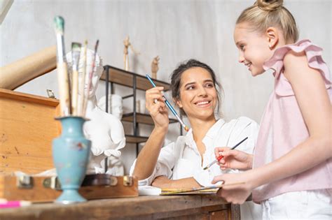 코 카 서 스 여성 예술가 설명 작은 소녀 팔에 페인트 브러시를 개최 하는 방법 10 11세에 대한 스톡 사진 및 기타 이미지 10 11세 30 34세 공부 Istock