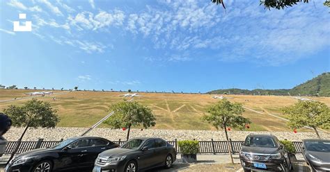 여러 대의 차량이 주차된 주차장 사진 Unsplash의 무료 파랑 이미지