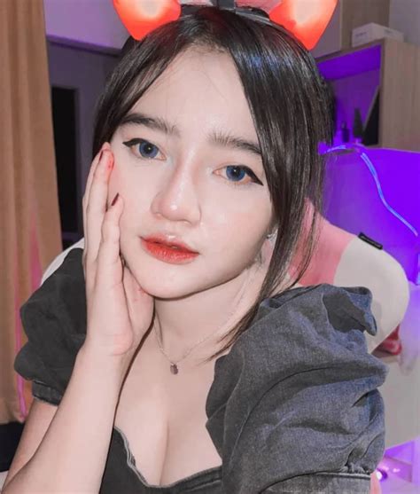 Gadis Cantik Menggoda Manja Rupawan