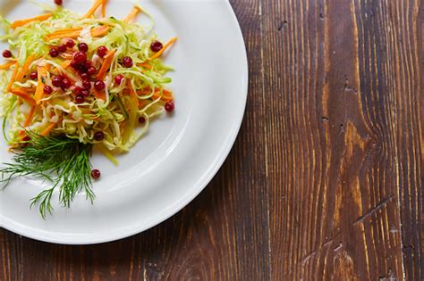 흰 접시에 잘게 썬 흰 양배추 당근 딸기로 만든 신선한 양배추 샐러드 최고 보기 나무 배경 선택적 초점 0명에 대한 스톡 사진 및 기타 이미지 Istock