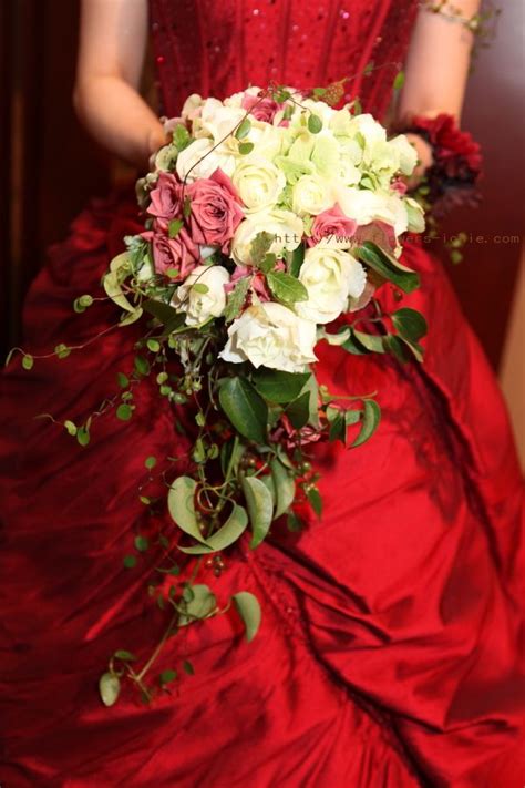 花をまとう花嫁 Anaインターコンチネンタルホテル様へ 一会 ウエディングの花【2024】 花嫁 赤いウェディングドレス ウエディング