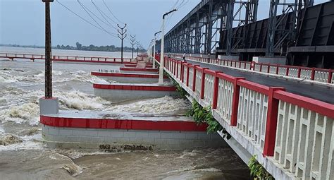 कोशी ब्यारेजबाट बस नदीमा खस्यो Dcnepal