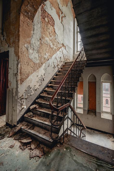 갈매기 건초 건축 겨울 격리 경치 계절 고독 나이의 징후 낡아 빠진 노출 된 벽돌 도시의 쇠퇴 미스터리 방치된 버려진 부서지기 쉬운 불모의