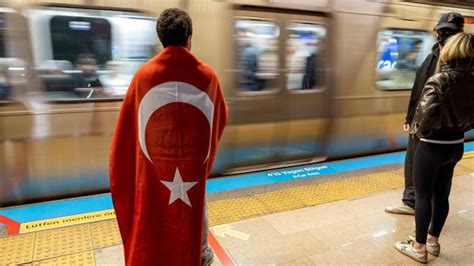 זוכה פרס הנובל לספרות הדמוקרטיה הטורקית נאבקת על חייה