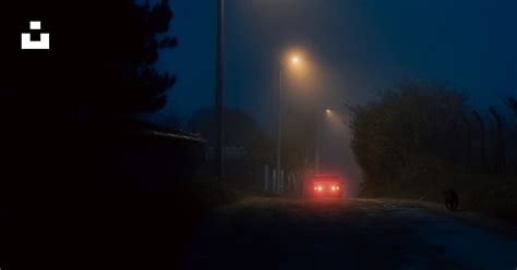 밤에는 자동차 조명이 있는 안개 낀 도로 사진 Unsplash의 무료 자동차 조명 이미지