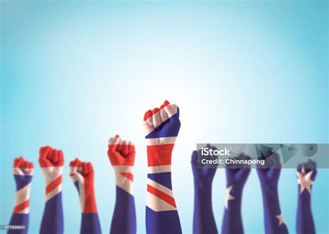 오스트레일리아 노동절 Anzac Day 푸른 하늘 배경에 공중에서 올리는 사람들 주먹 손에 국기가있는 호주 휴일 개념 근로자의