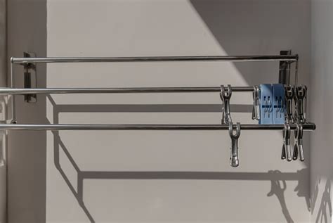 빈 옷 건조 선반과 외부 발코니의 벽에 매달려 스테인레스 스틸 의류 클립 0명에 대한 스톡 사진 및 기타 이미지 0명 가사 집안일 가정 생활 Istock