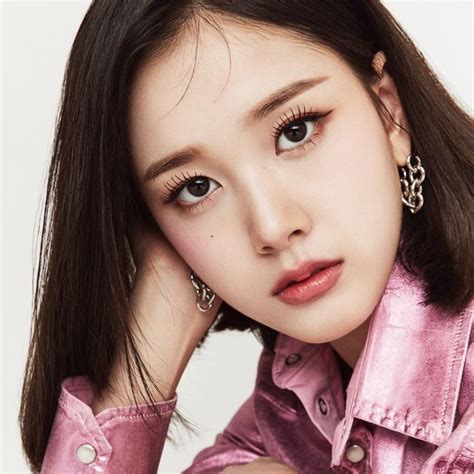 Pin By Ching Fang Liu On 女生短髮分線瀏海 Girl Kpop Idol
