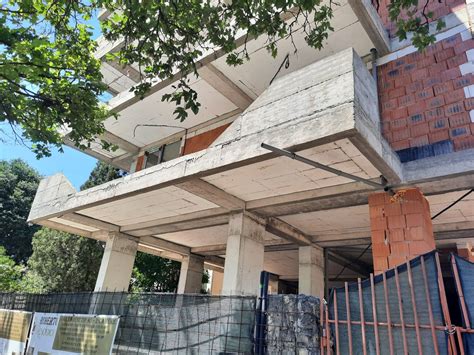 Încă un bloc cu etaje și a făcut loc între case în Palazu Mare replicaonline ro