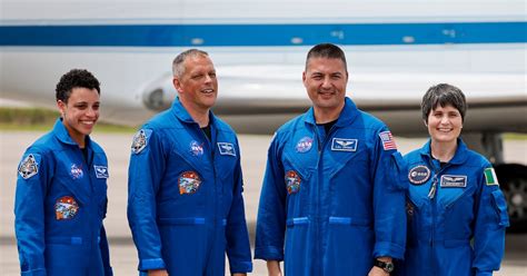Spacex Capsule Splashes Down Returning 4 Astronauts From Space Station