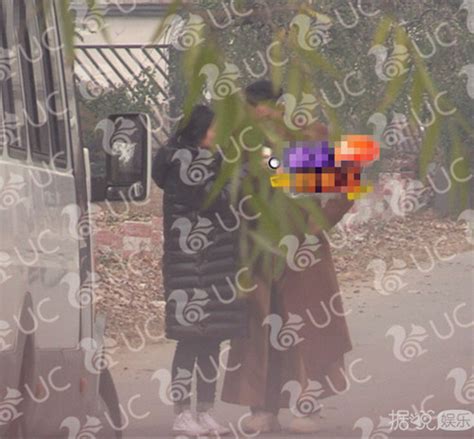 同女助理喝一根吸管，周一围就不能注意下自己吗？