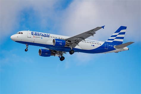 항공기에 어 버스 A320214 Sx화창한 아침에 푸른 하늘에 대 한 Ellinair 항공사의 Emy 모스크바의 브 누 코 보