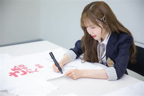 Akb48 柏木由紀、向井地美音、本田仁美、平田侑希の直筆サインandメッセージ入りオリジナル T シャツをプレゼント「ユニクロのお気に入りの服を着て出かけてほしいです！」 日刊エンタメクリップ