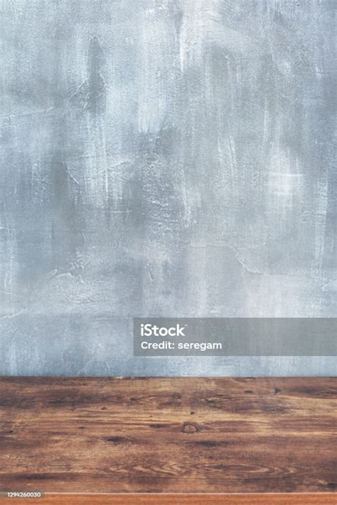 콘크리트 페인트 벽 배경 텍스처 표면 탁상의 전면 보기 근처 나무 책상 테이블 또는 선반 가정의 방에 대한 스톡 사진 및 기타 이미지 가정의 방 갈색 검은색 Istock