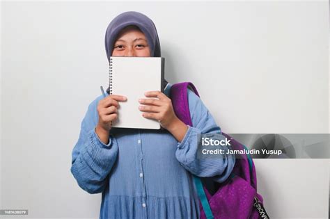 白い背景にヒジャーブを着たアジアの若い女子学生が顔と本で覆い隠す 1人のストックフォトや画像を多数ご用意 1人 アイデア アジア