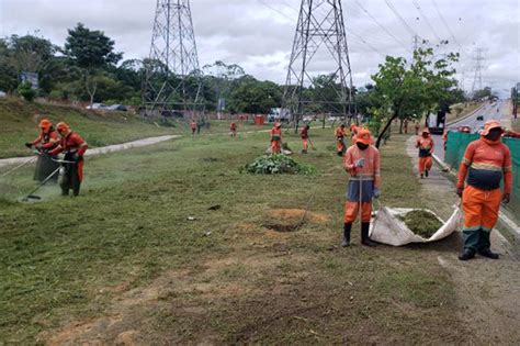 Canteiro central da avenida das Torres recebe serviços de limpeza da